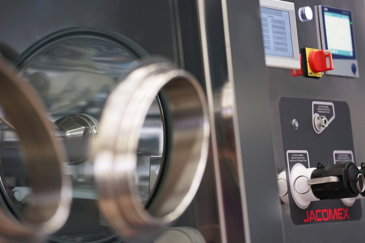 Glove Boxes and Isolators for Pharmaceutical and Medical Industries