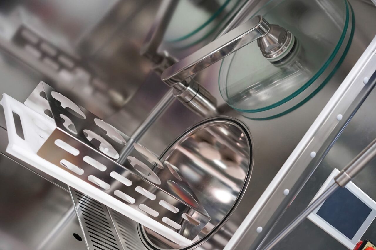 Glove Boxes and Isolators for Pharmaceutical and Medical Industries