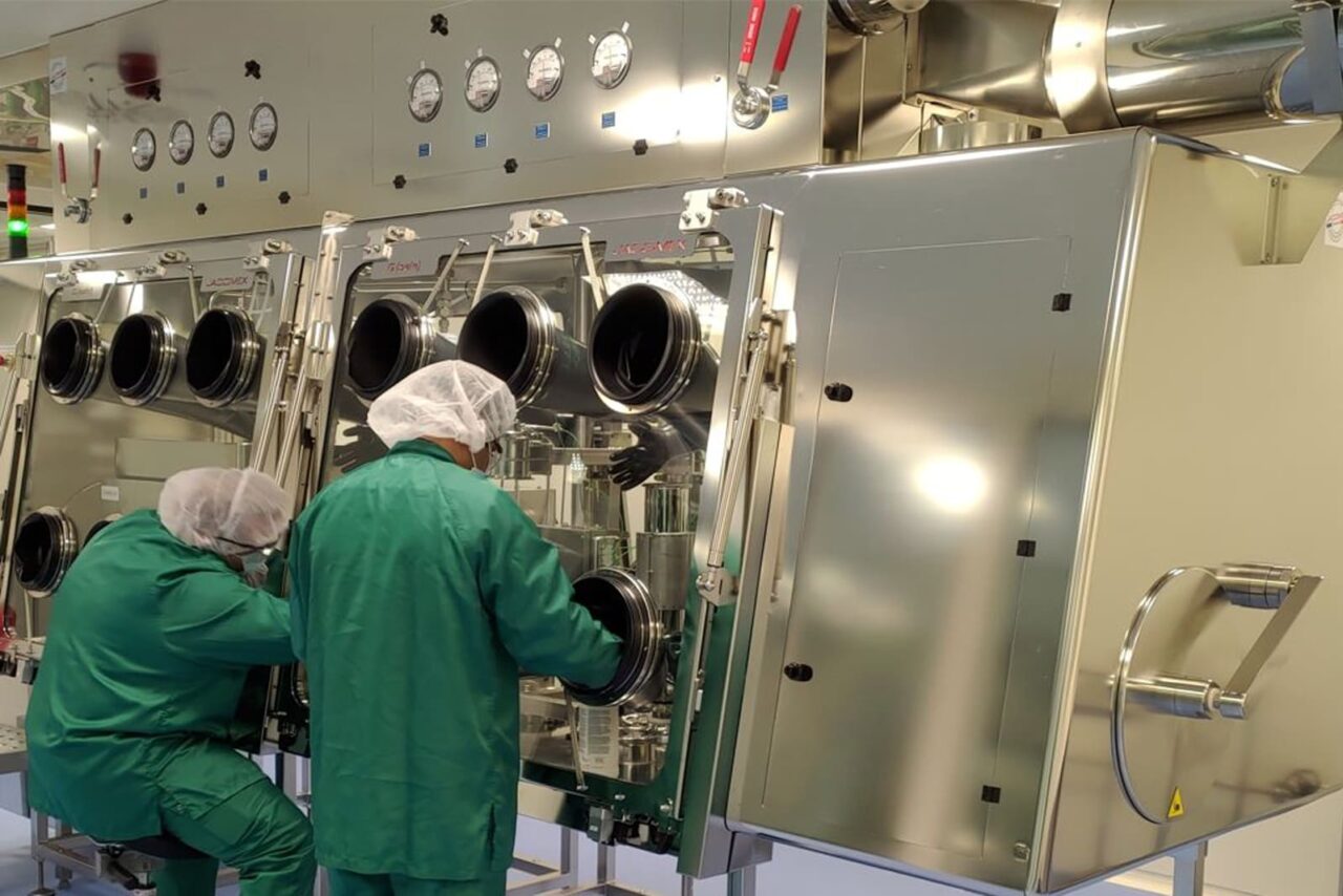 Glove Boxes and Isolators for Pharmaceutical and Medical Industries