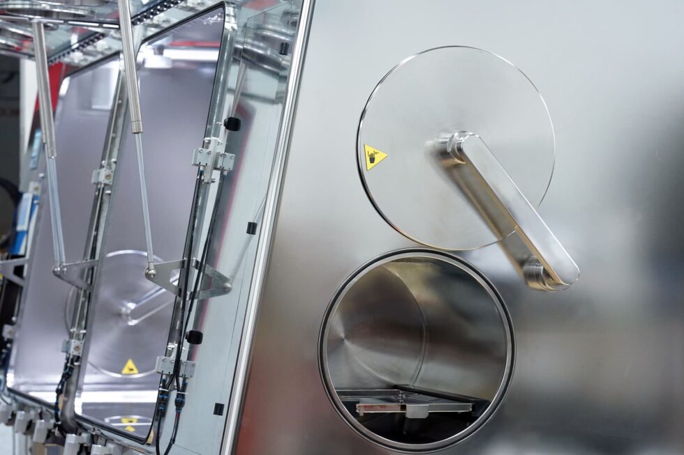 Glove Boxes and Isolators for Pharmaceutical and Medical Industries