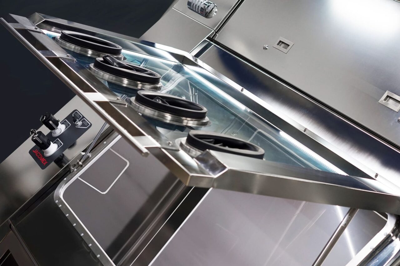 Glove Boxes and Isolators for Pharmaceutical and Medical Industries