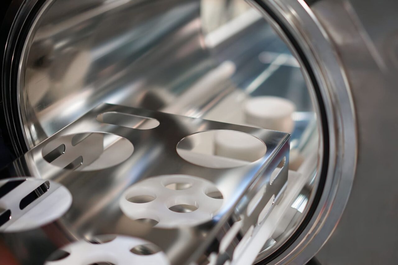 Glove Boxes and Isolators for Pharmaceutical and Medical Industries