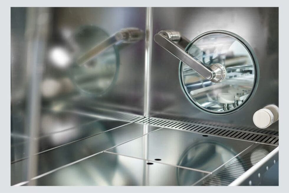 Glass automatic airlock doors - Jacomex