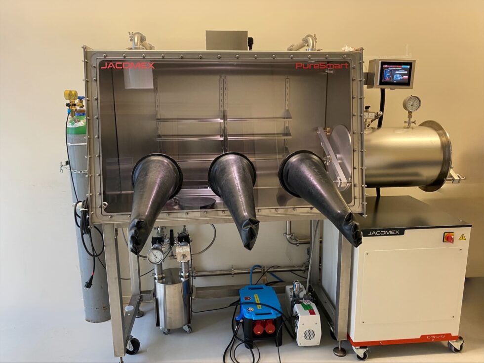 Glovebox for cutting-edge battery research - Jacomex