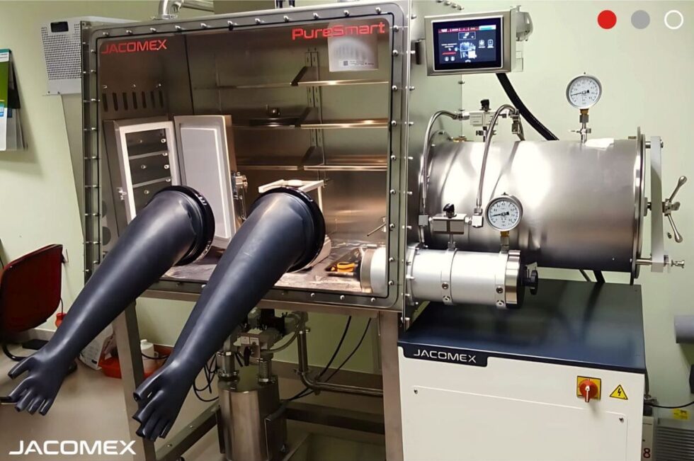 A glovebox in India - Jacomex